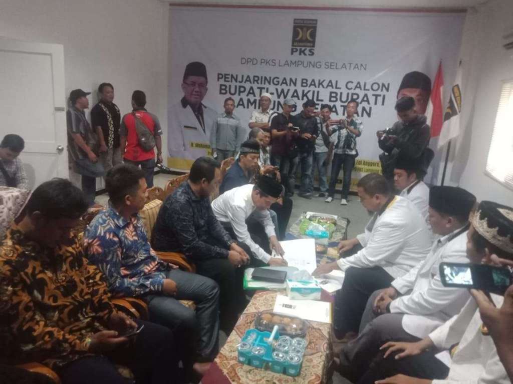 Hi. Hipni Serahkan Berkas Pendaftaran Bacalon Bupati di Tiga Tempat ...