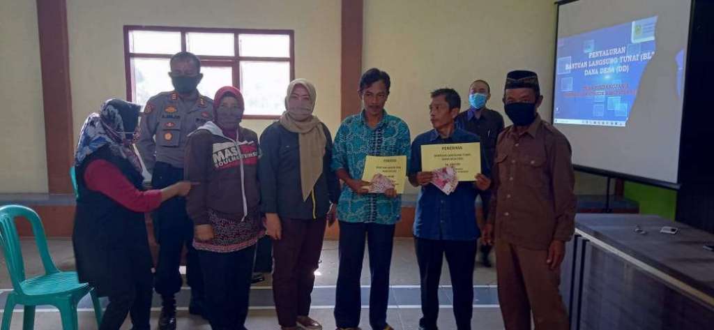Berjalan Lancar, Pemdes Sindangjawa Bagikan BLT-DD - Infodesaku