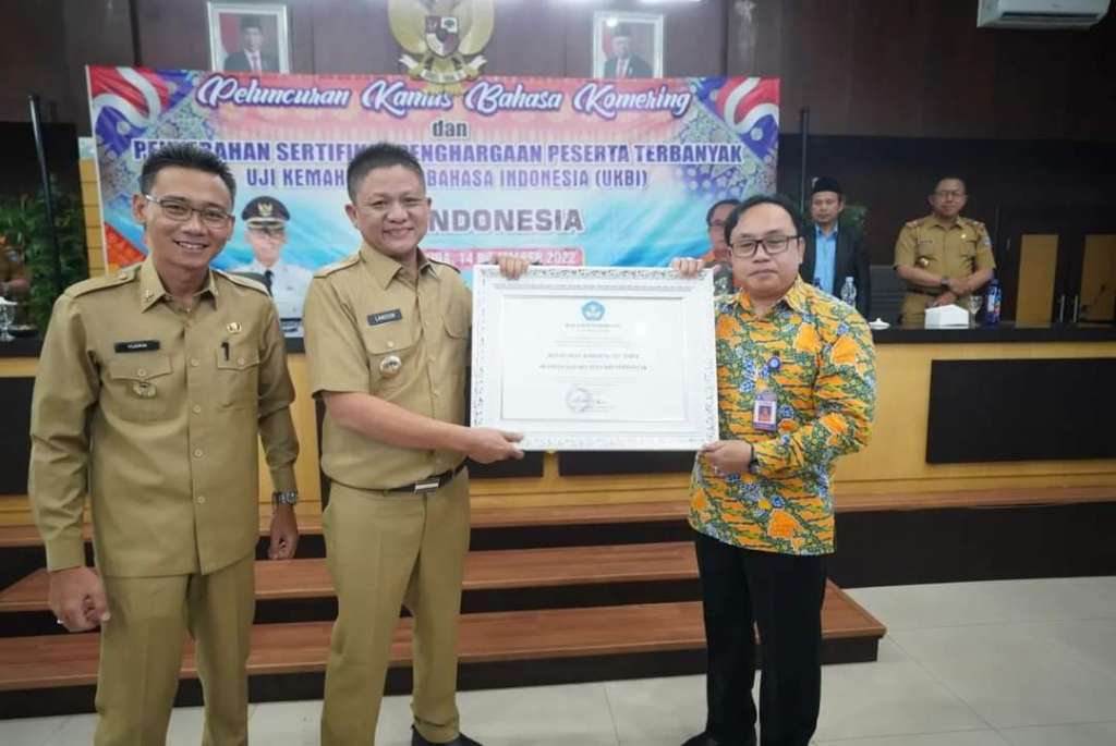 OKU Timur Terima Sertifikat Peserta UKBI Terbanyak dan Launching Kamus ...